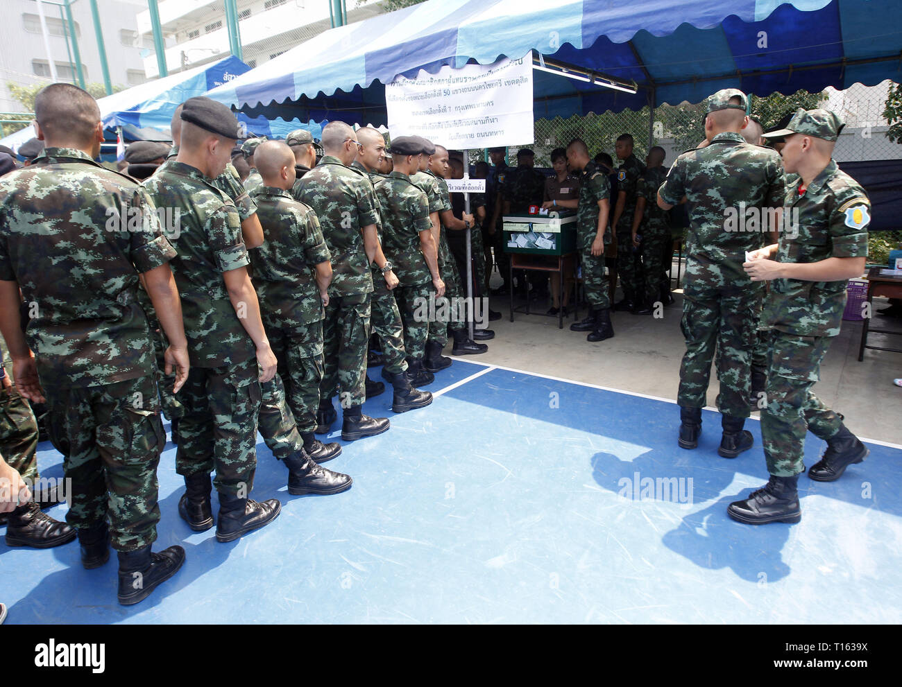 Soldiers queue hi-res stock photography and images - Alamy