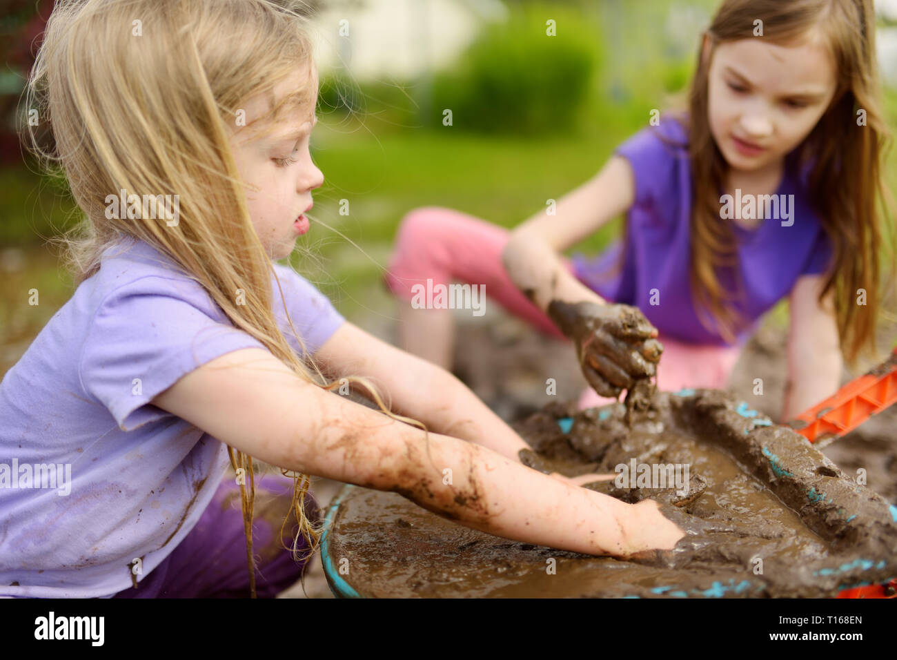 Children getting messy hi-res stock photography and images - Alamy