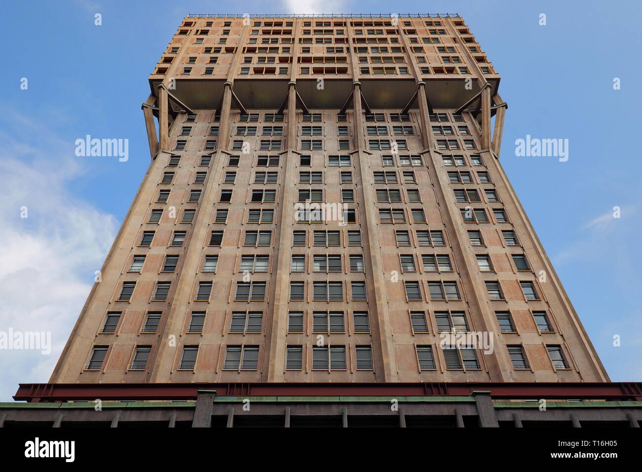Piazza velasca milano hi-res stock photography and images - Alamy