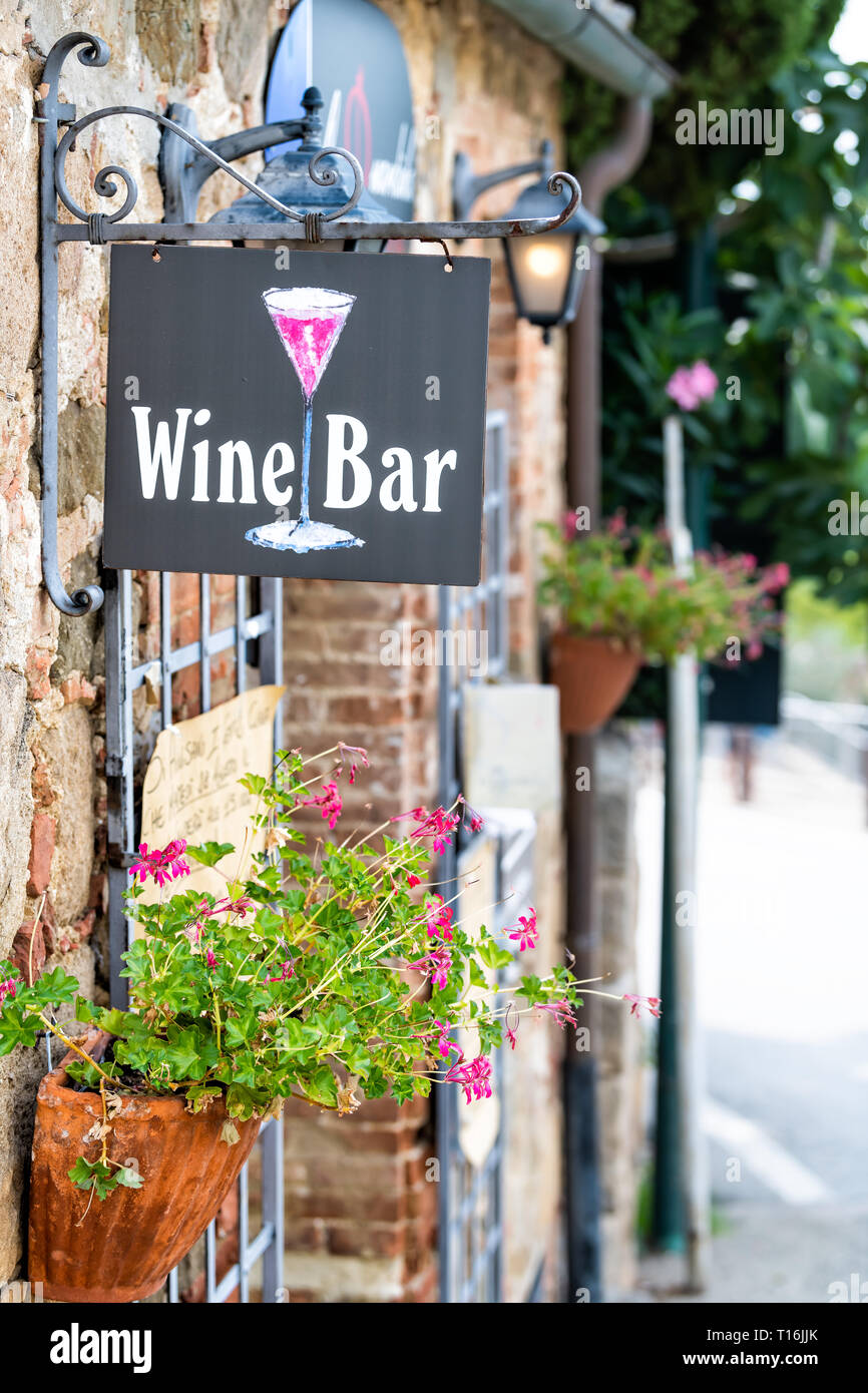 Old wine store sign hi-res stock photography and images - Alamy