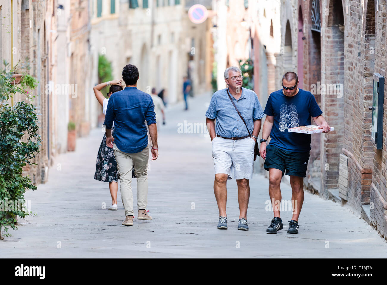 Family pizza outdoor hi-res stock photography and images - Alamy