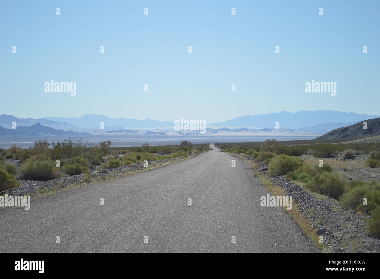 Endless stretch of road hi-res stock photography and images - Alamy