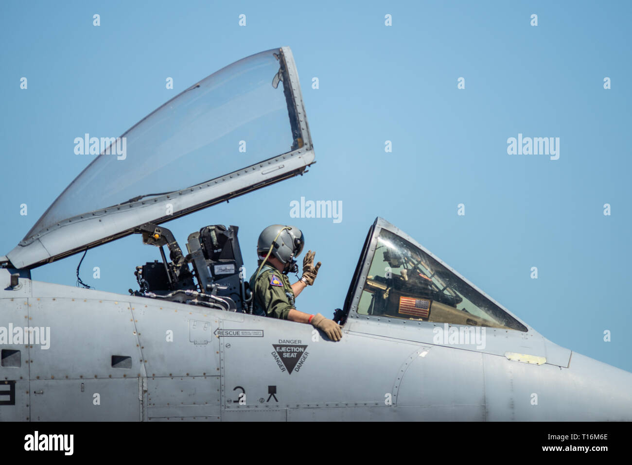 Jet fighter pilot waves hi-res stock photography and images - Alamy