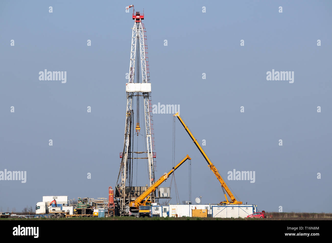 land oil drilling rig and cranes on oilfield industry Stock Photo - Alamy