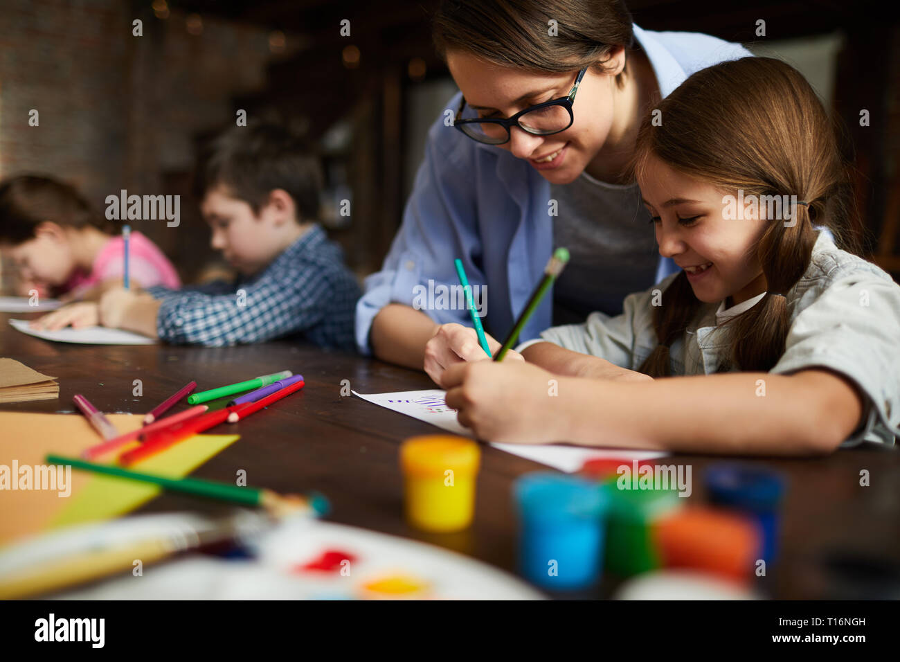 Art Teacher Working with Children Stock Photo - Alamy
