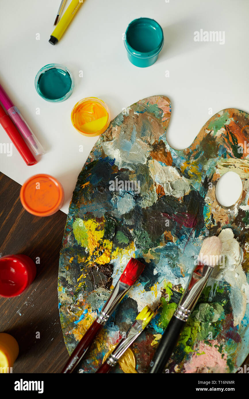 Empty art class hi-res stock photography and images - Alamy