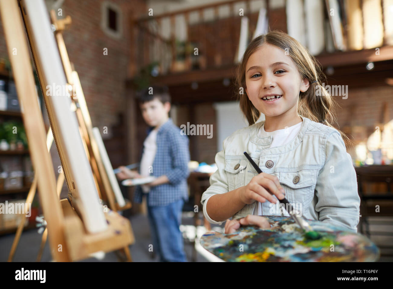 Drawing class posing hi-res stock photography and images - Alamy
