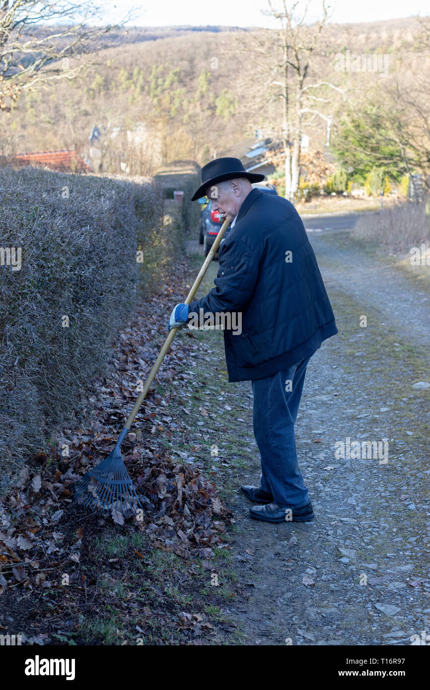 Old man gardening hi-res stock photography and images - Alamy