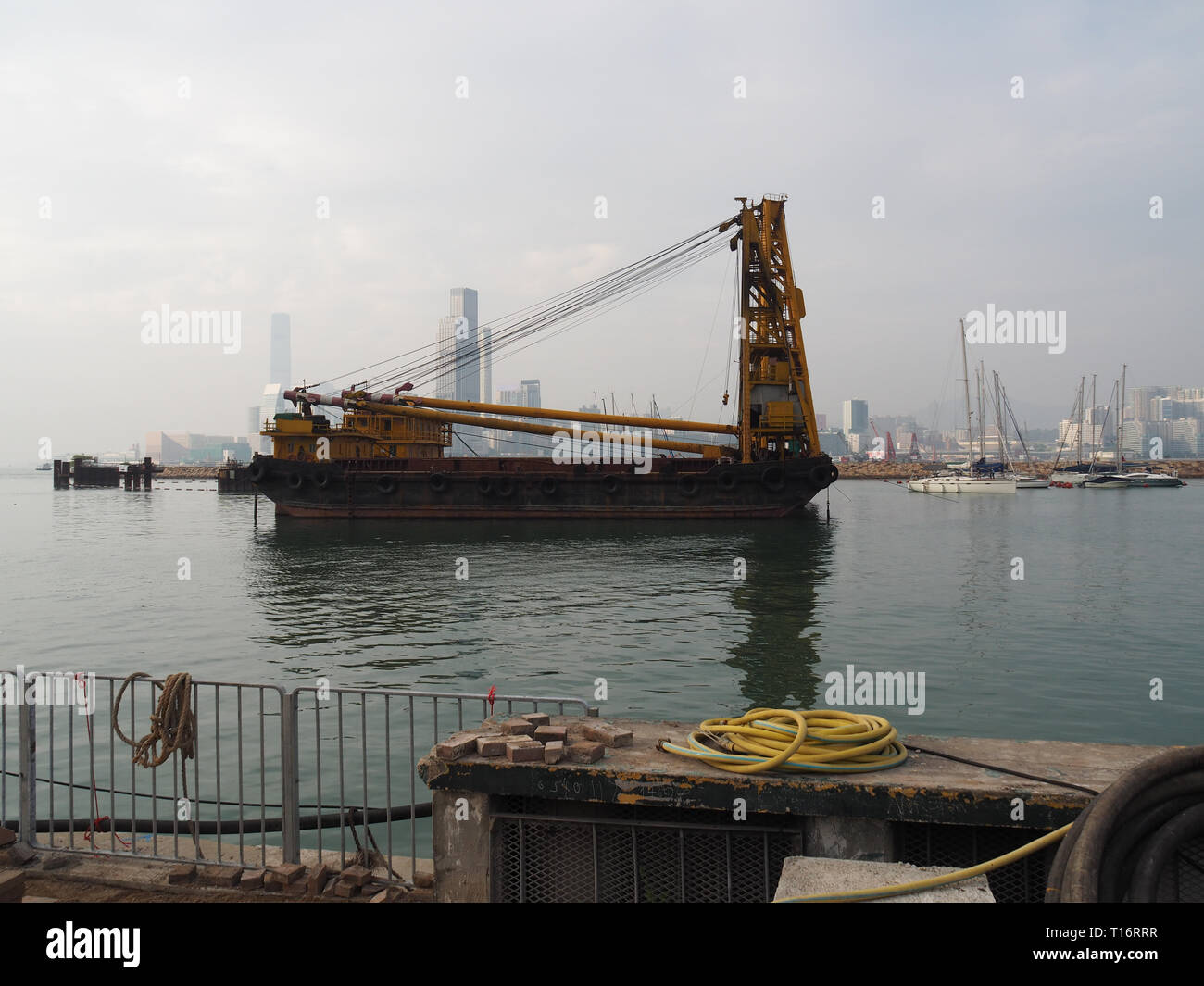 Floating derricks hi-res stock photography and images - Alamy