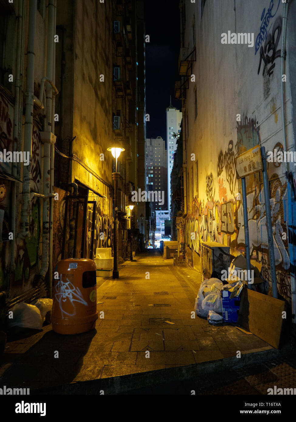 Dirty downtown empty ghetto hi-res stock photography and images - Alamy
