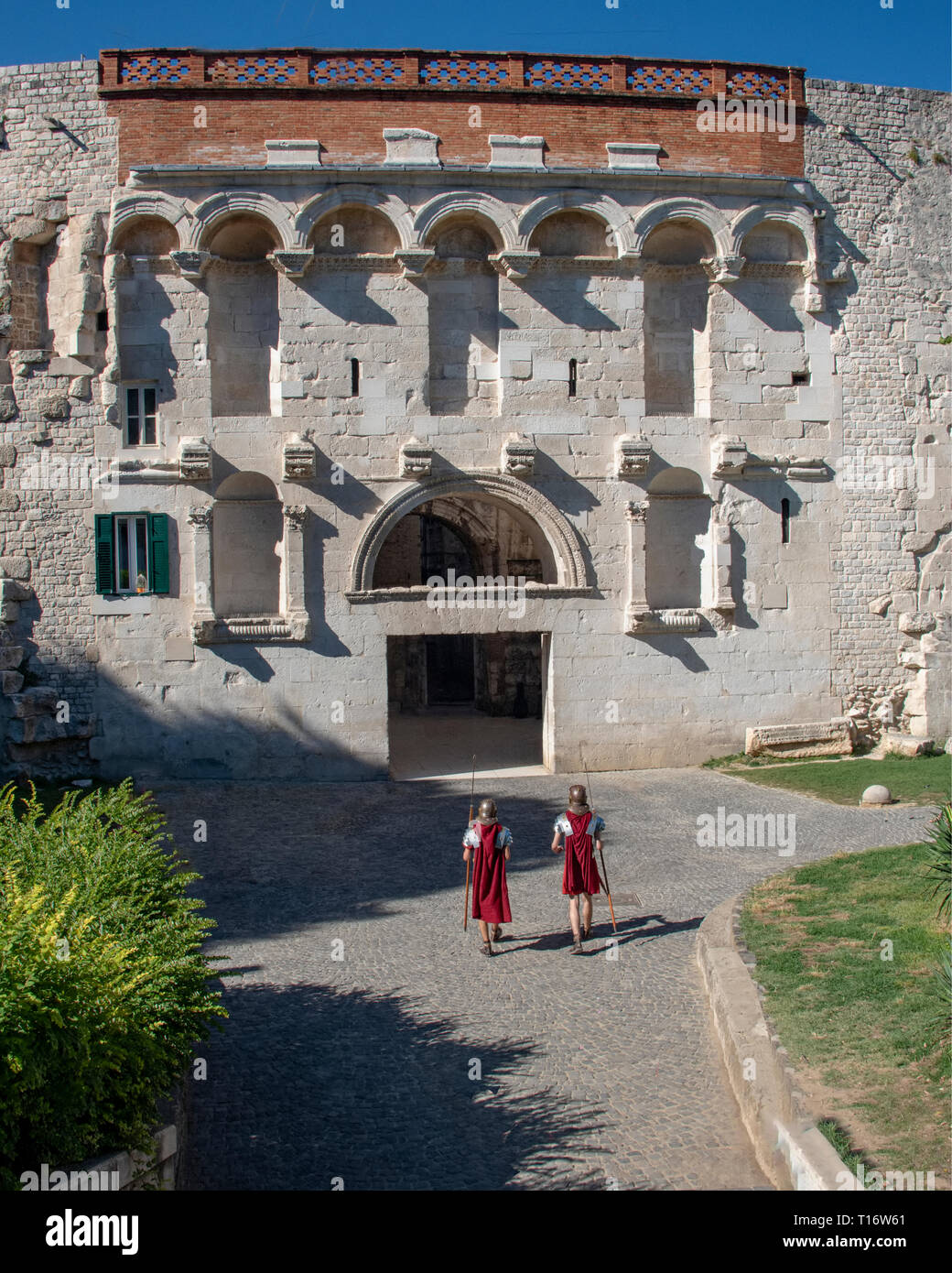 Man dressed ancient roman soldier hi-res stock photography and images ...