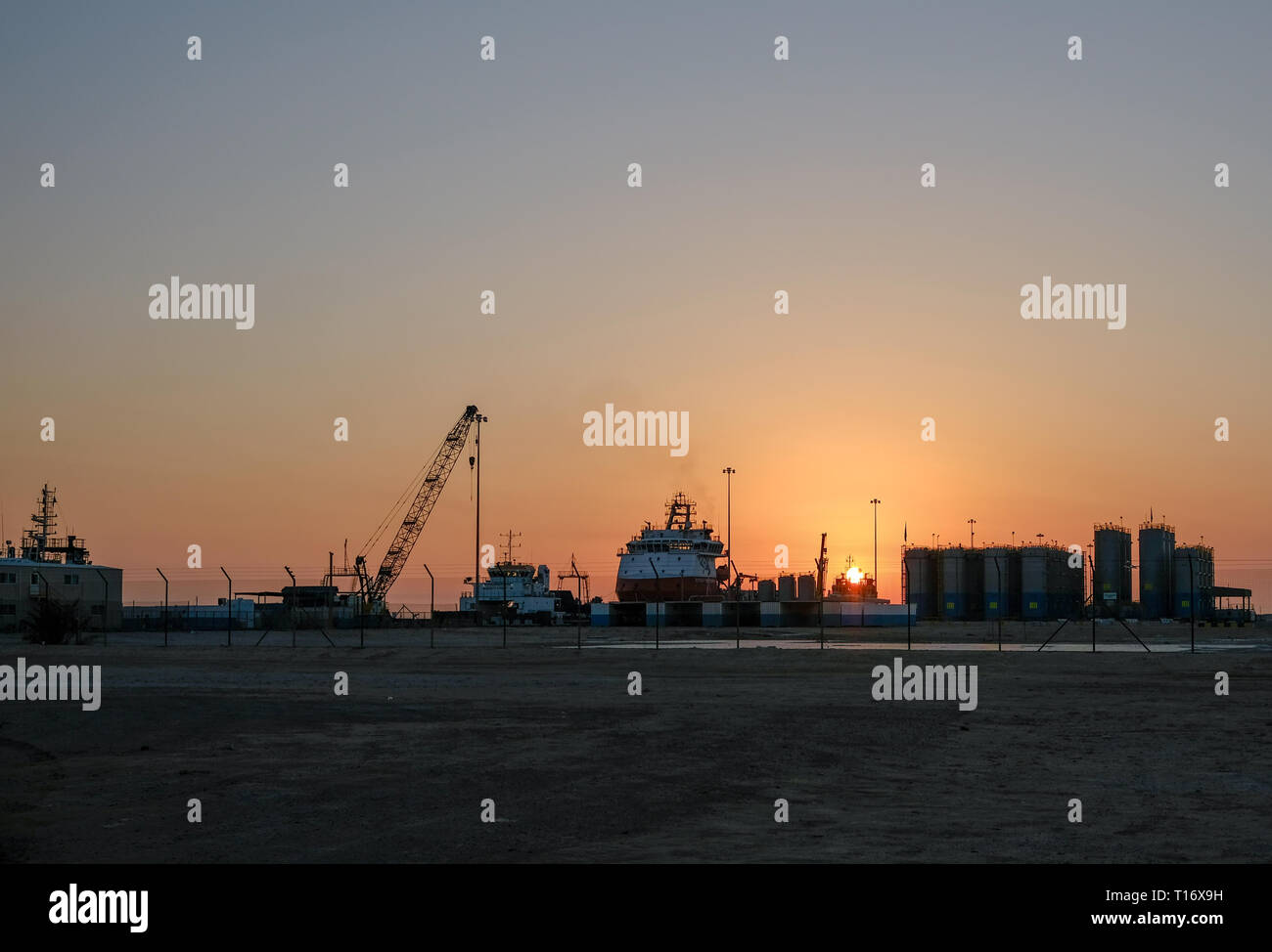 Oil rig abu dhabi hi-res stock photography and images - Alamy