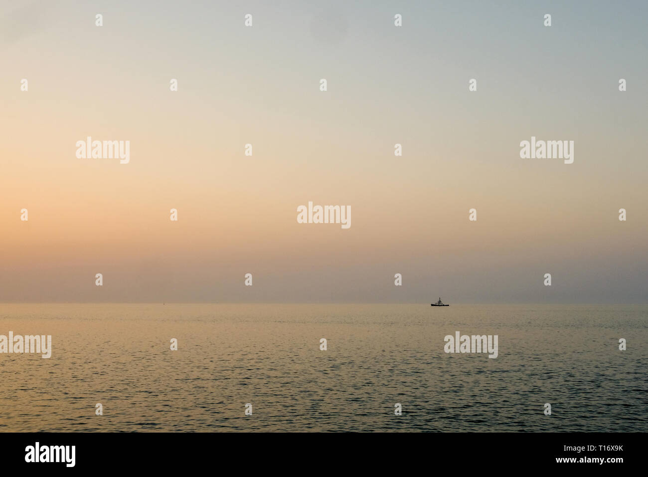 Calm distant ocean hi-res stock photography and images - Alamy