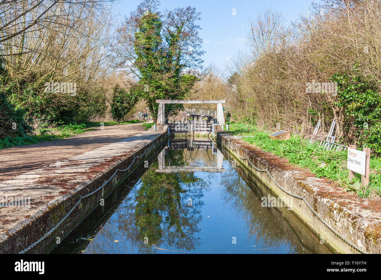 flatford lock in suffolk Stock Photo - Alamy