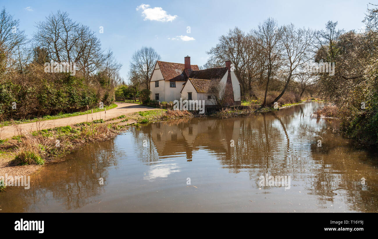 flatford mill suffolk east anglia Stock Photo - Alamy