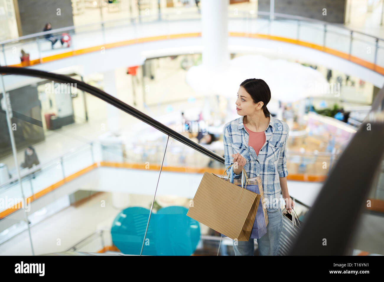 Pretty woman looking around hi-res stock photography and images - Alamy