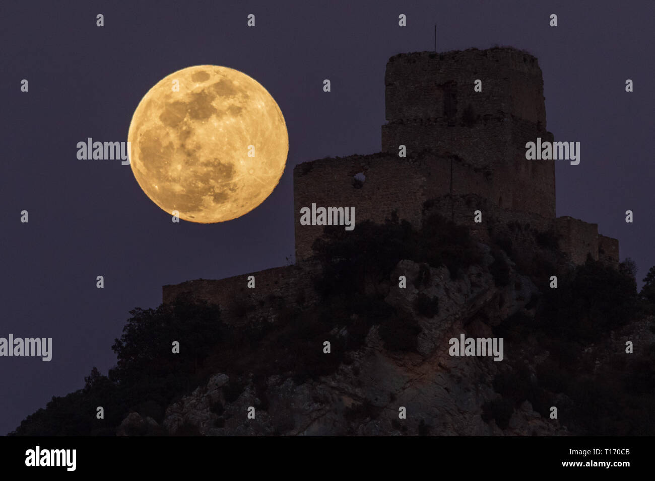 Full moon over castle hi-res stock photography and images - Alamy