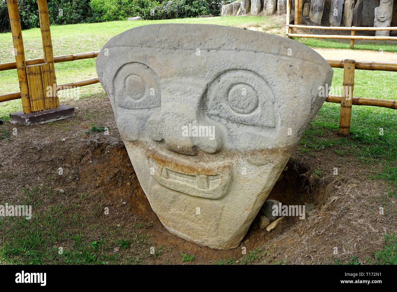 Pre columbian statue hi-res stock photography and images - Alamy