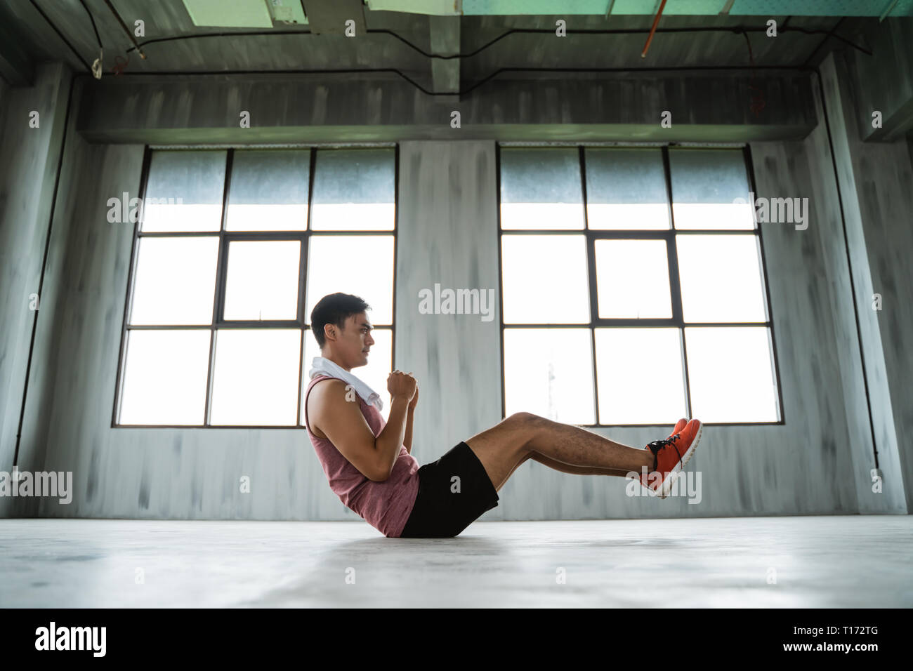 man workout doing sit up Stock Photo - Alamy