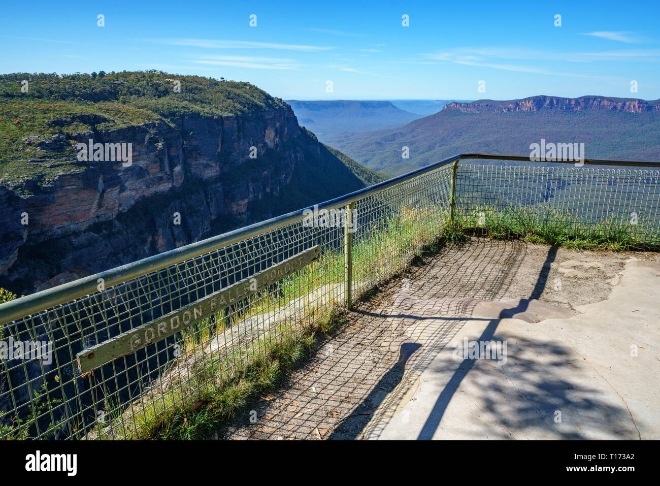 hiking to gordon falls lookout, blue mountains national park, australia ...