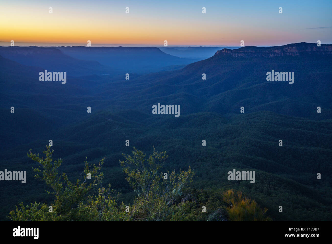 sunrise at sublime point lookout, blue mountains national park ...