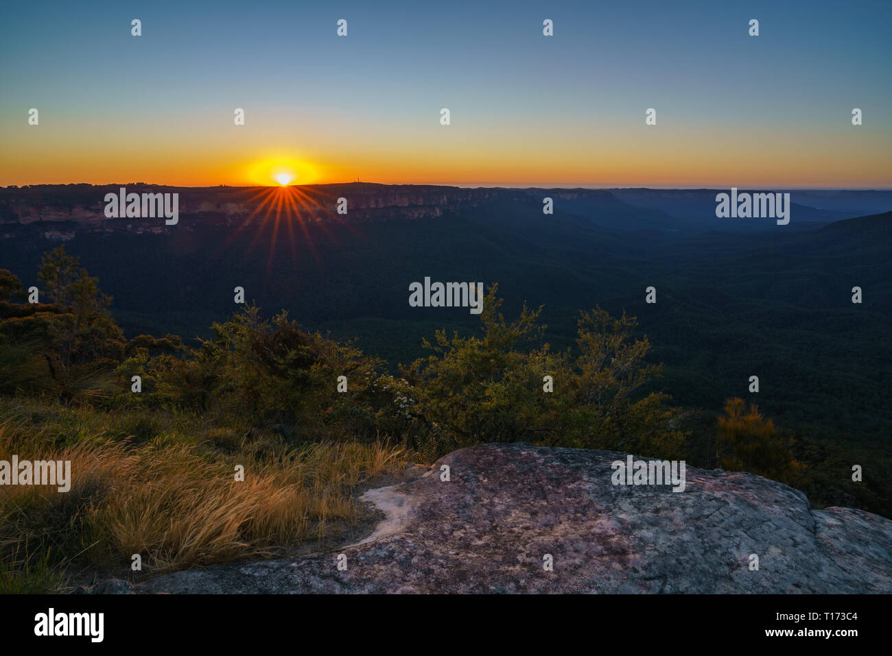 romantic sunrise at sublime point lookout, blue mountains national park ...