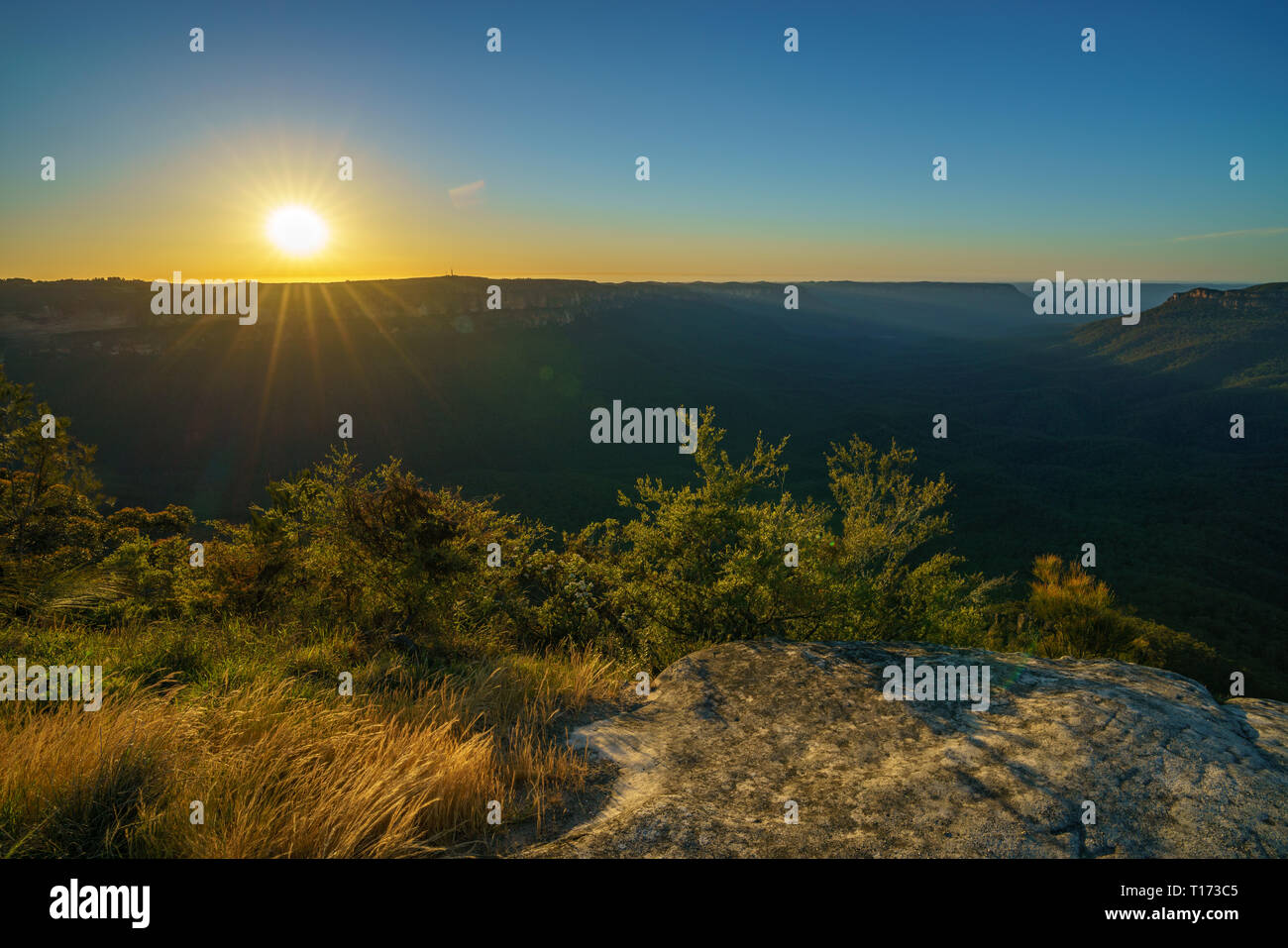 romantic sunrise at sublime point lookout, blue mountains national park ...