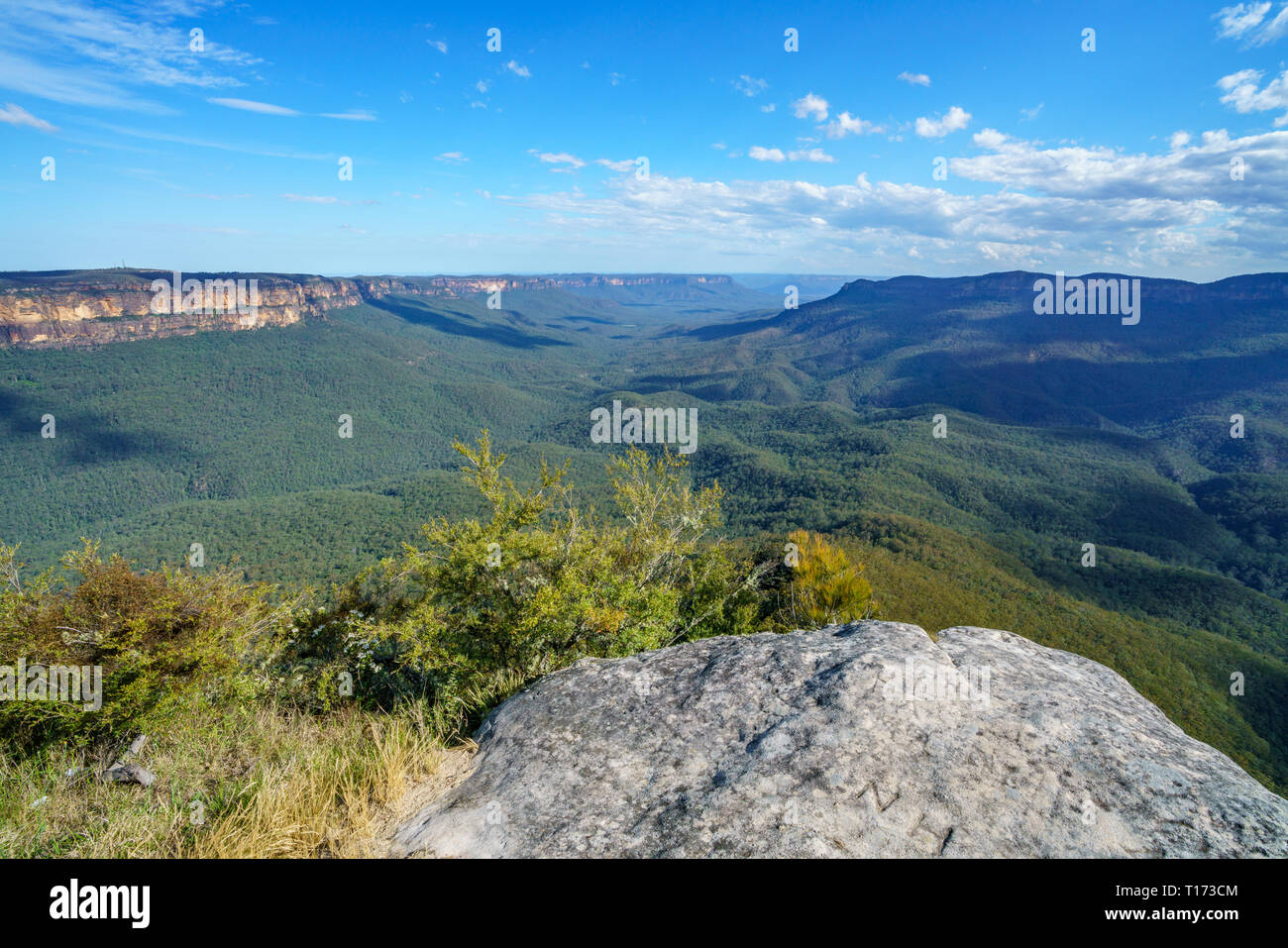 view from sublime point lookout, blue mountains national park ...
