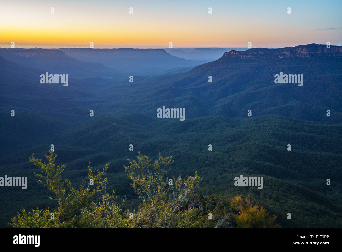 sunrise at sublime point lookout, blue mountains national park ...