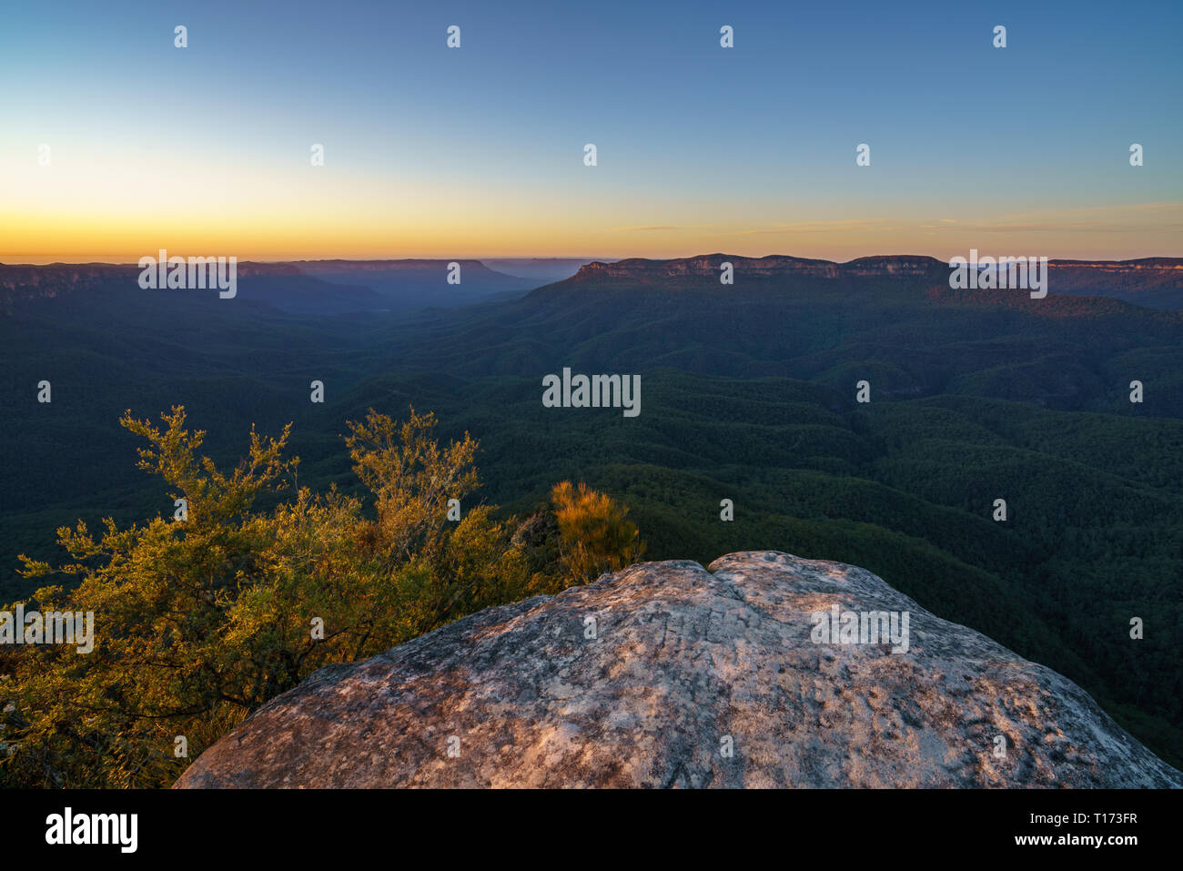 sunrise at sublime point lookout, blue mountains national park ...