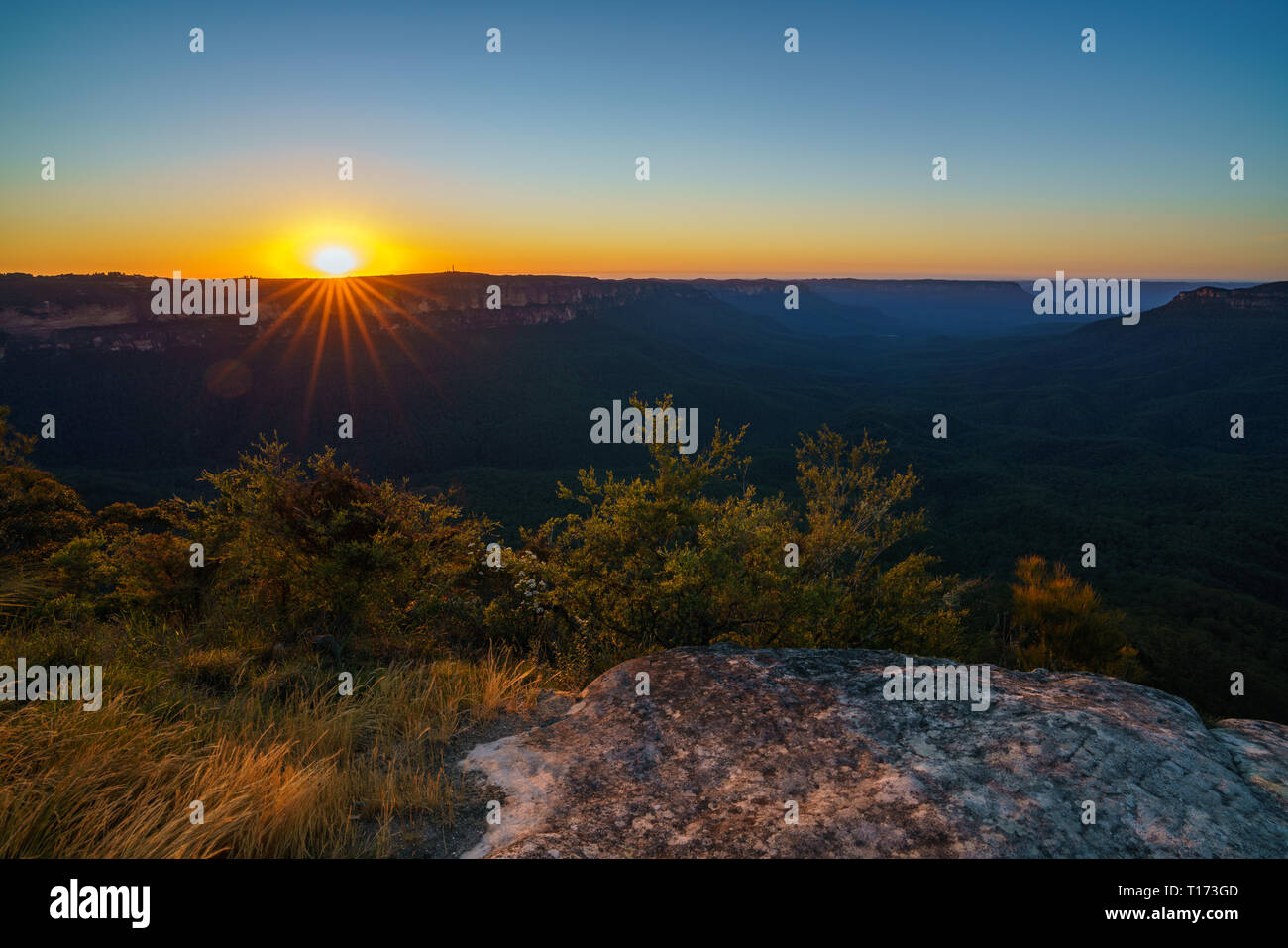 romantic sunrise at sublime point lookout, blue mountains national park ...