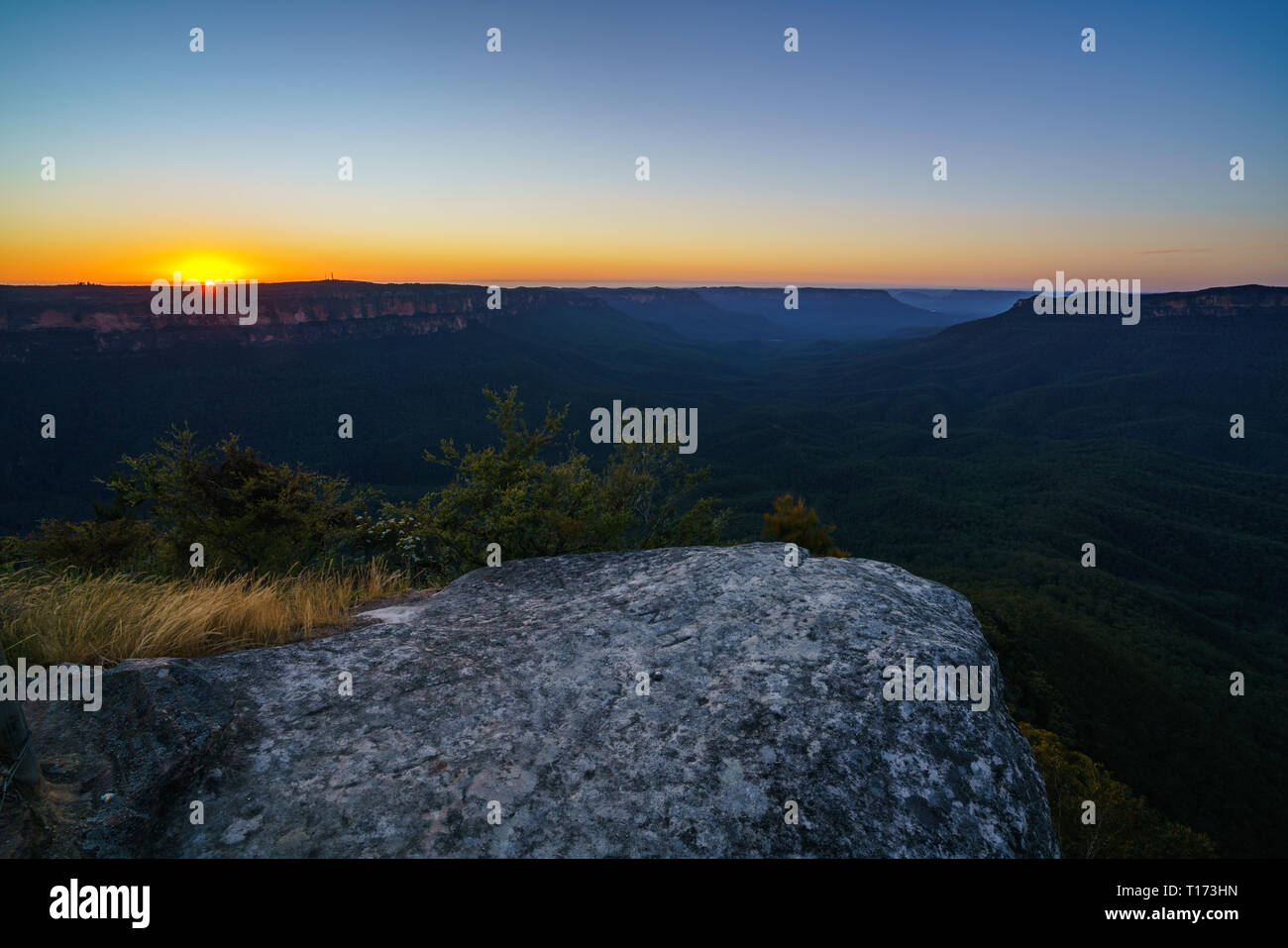 romantic sunrise at sublime point lookout, blue mountains national park ...