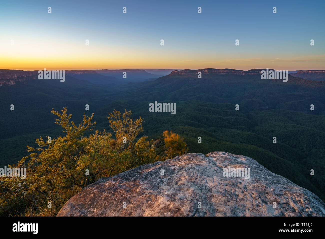 sunrise at sublime point lookout, blue mountains national park ...