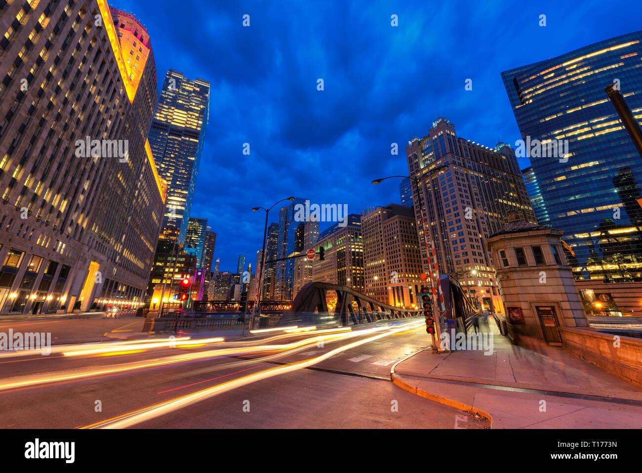 Downtown chicago street hi-res stock photography and images - Alamy