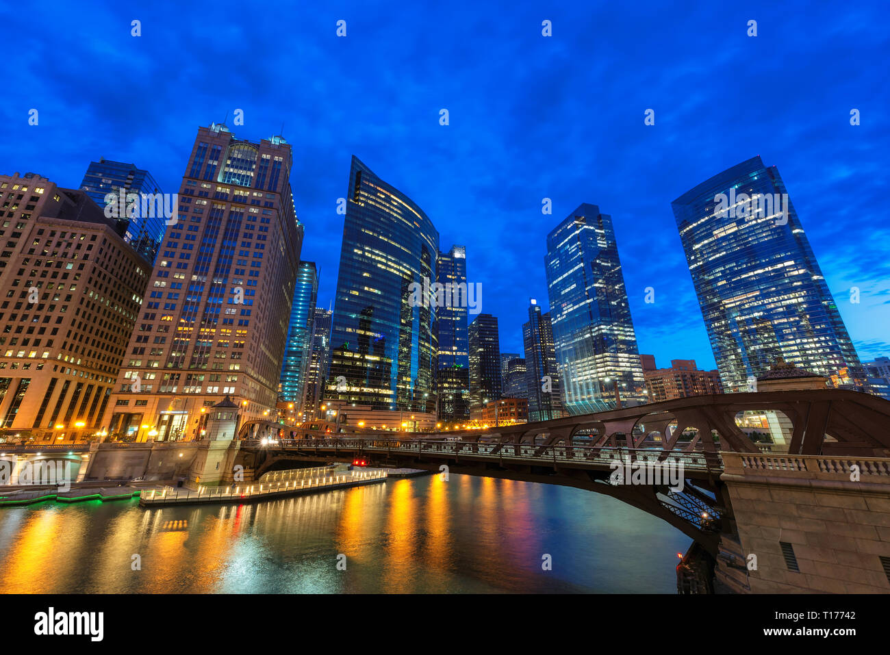 Night view of Chicago city in Chicago, Illinois Stock Photo - Alamy