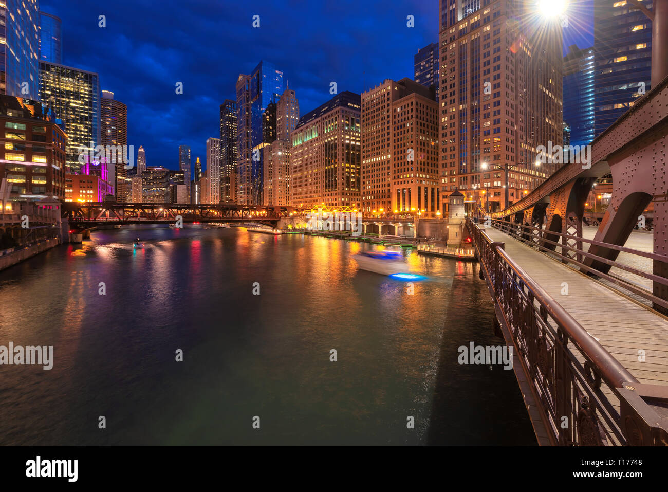 Night view of Chicago city in Chicago, Illinois Stock Photo - Alamy