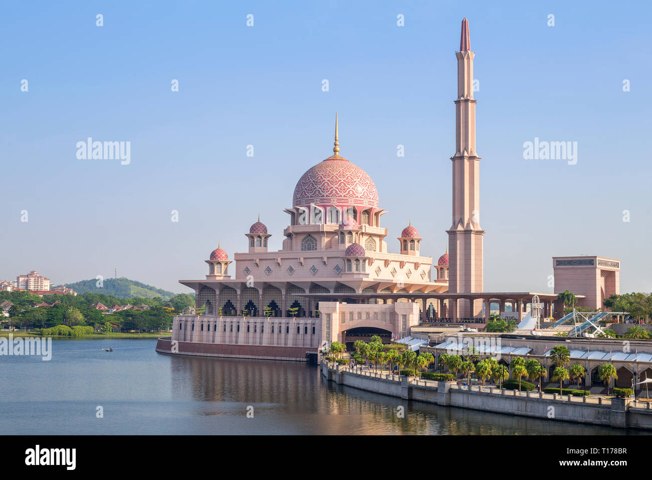 The view of Putra Mosque (Masjid Putra) located next to the Putra ...
