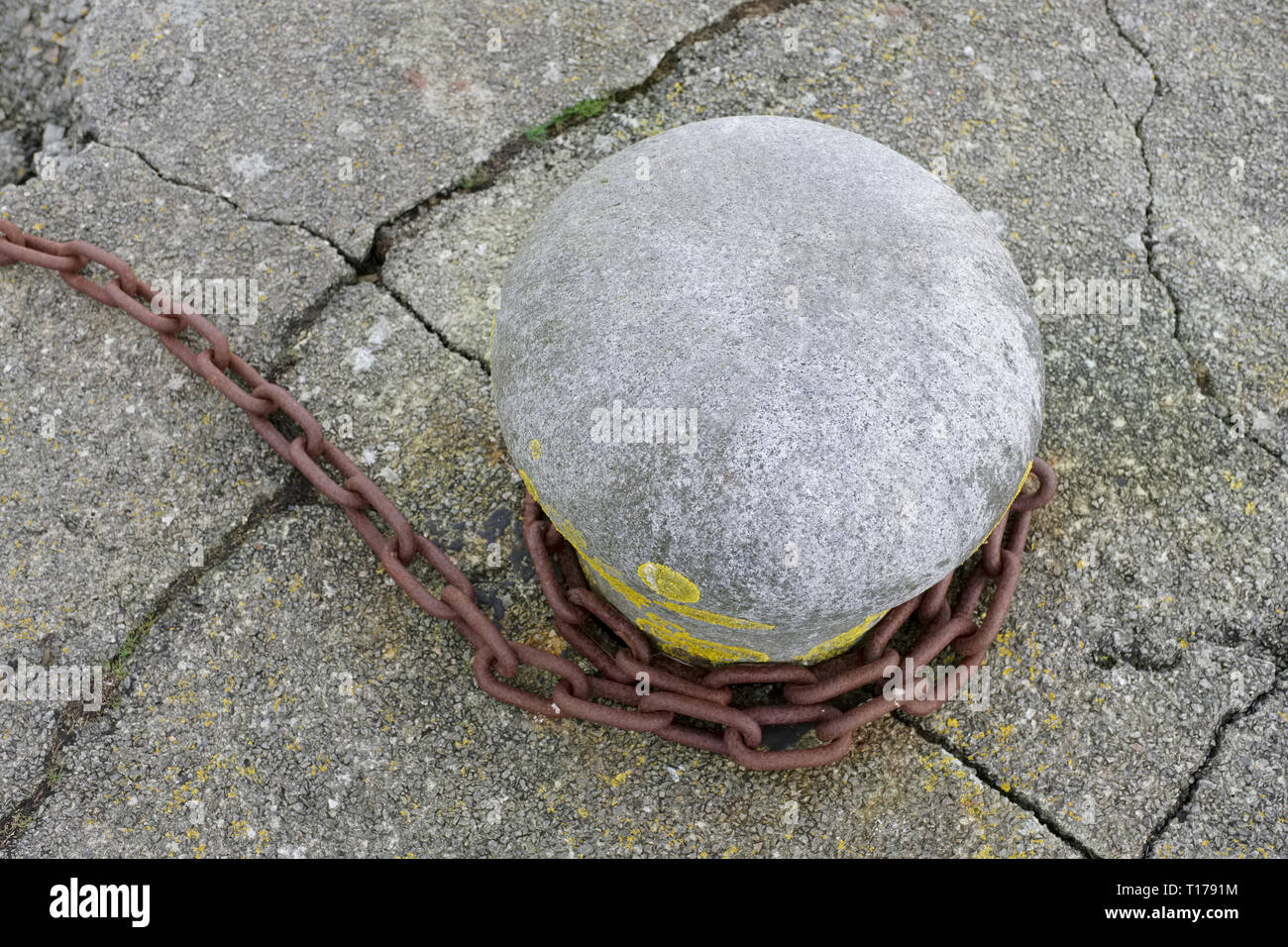 Boat chain anchor line security at harbour Stock Photo - Alamy
