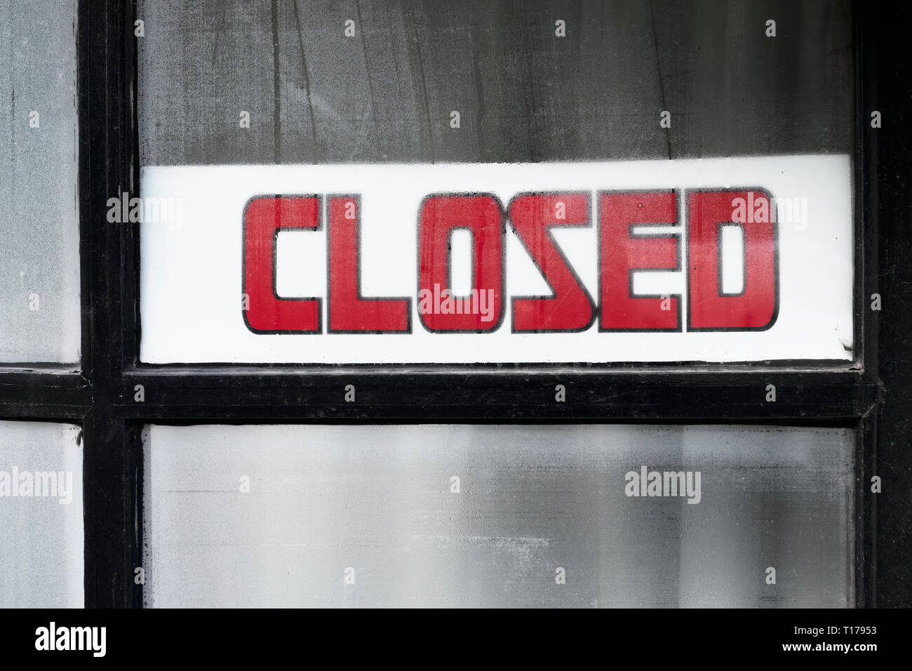 Closed sign on shop window door Stock Photo - Alamy