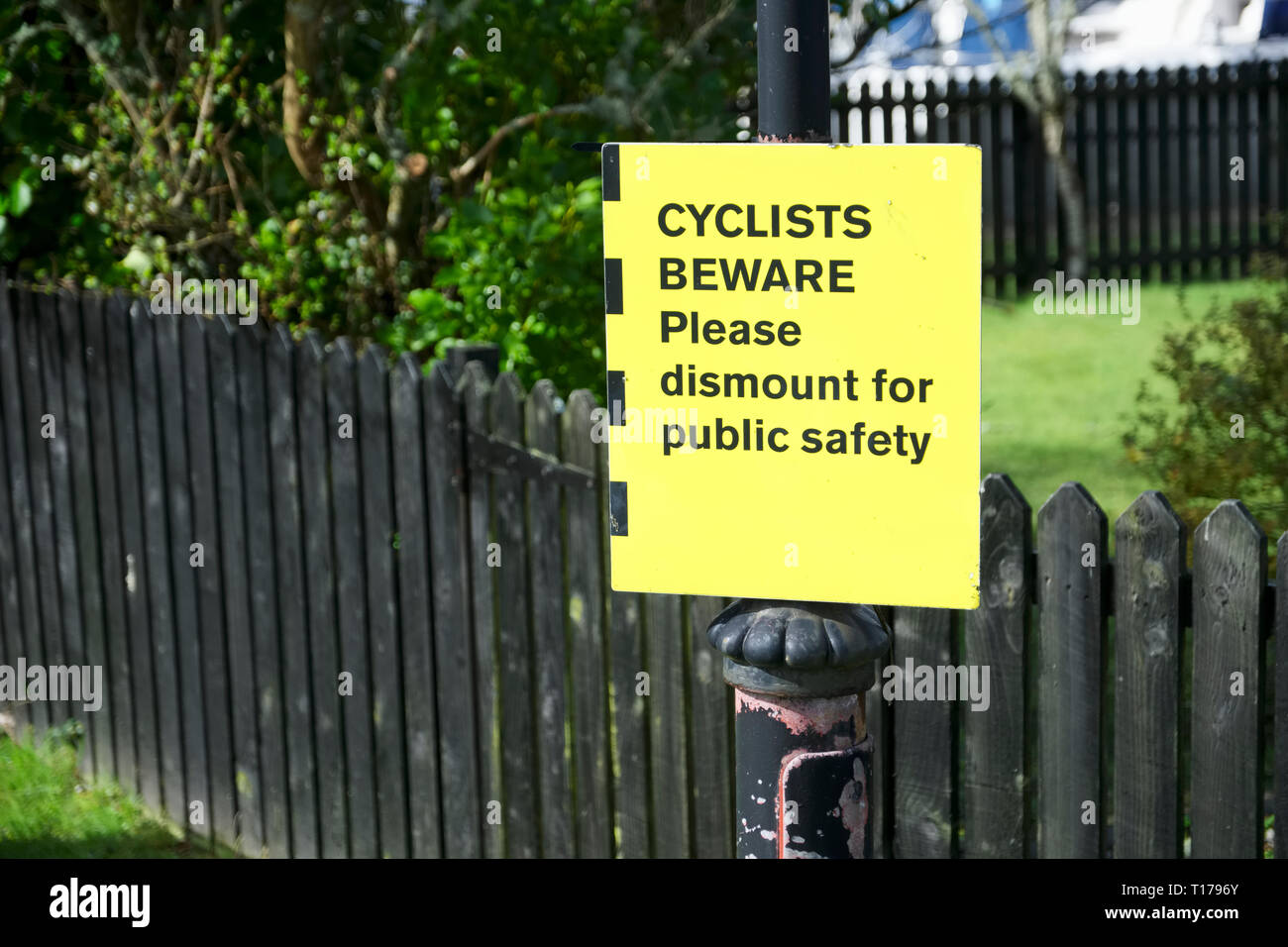 Cyclists beware dismount for public safety lane Stock Photo - Alamy