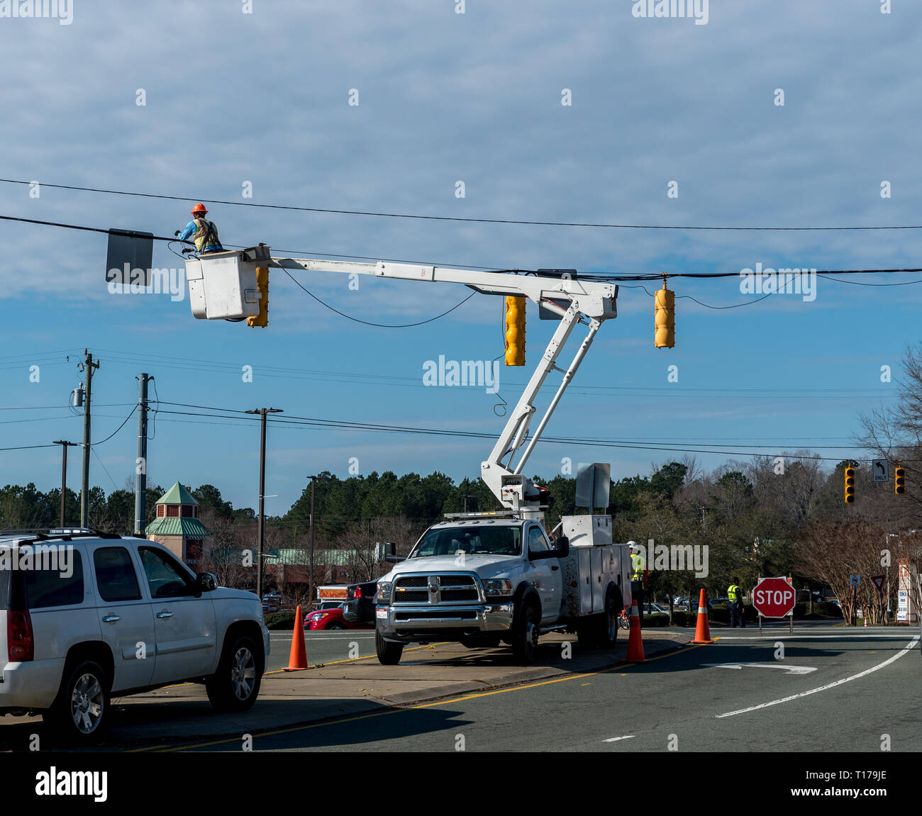 Utility bucket worker hi-res stock photography and images - Alamy