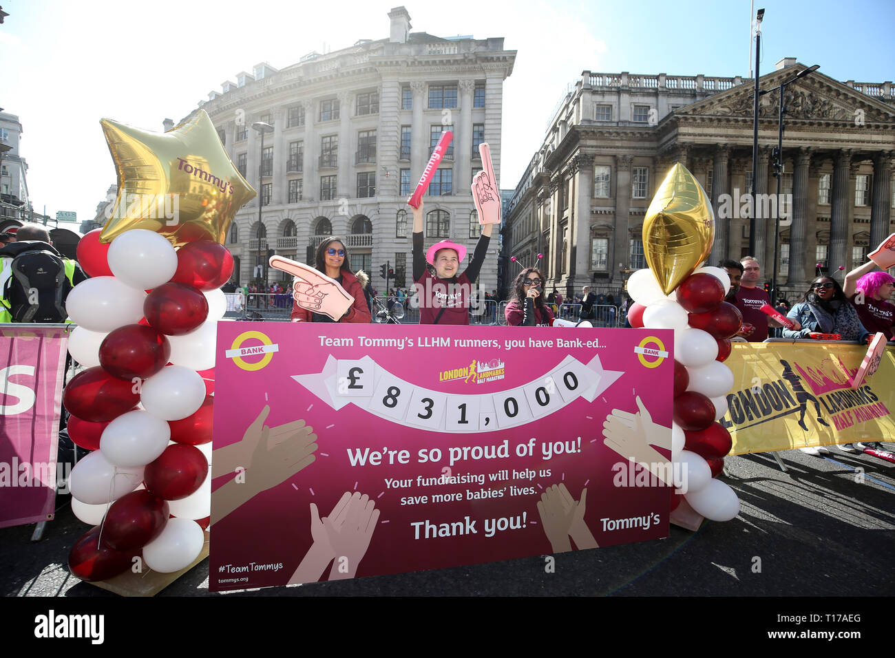 Marathon supporters hi-res stock photography and images - Alamy