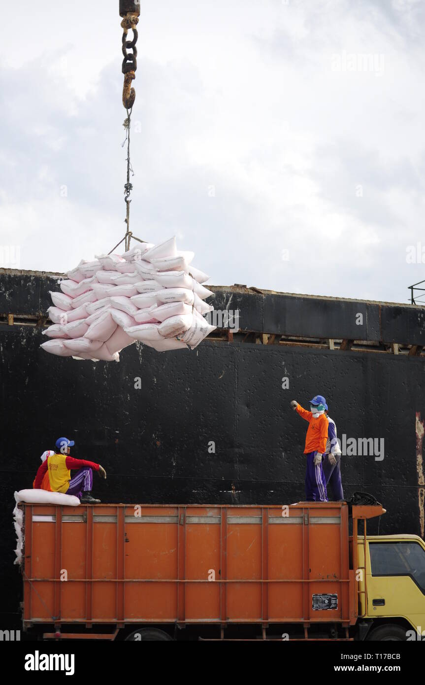 Dropping the bag hi-res stock photography and images - Alamy