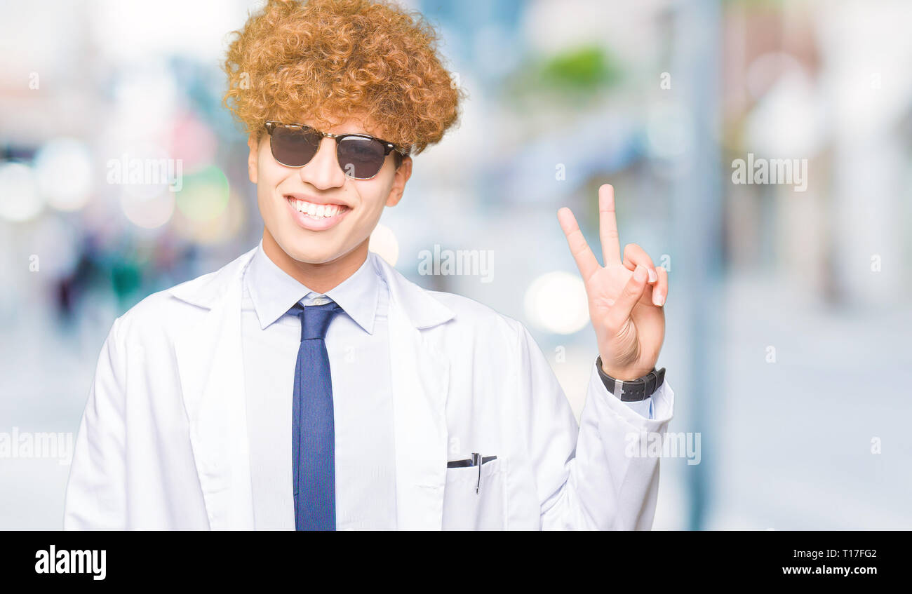 Two young scientist doing hi-res stock photography and images - Alamy