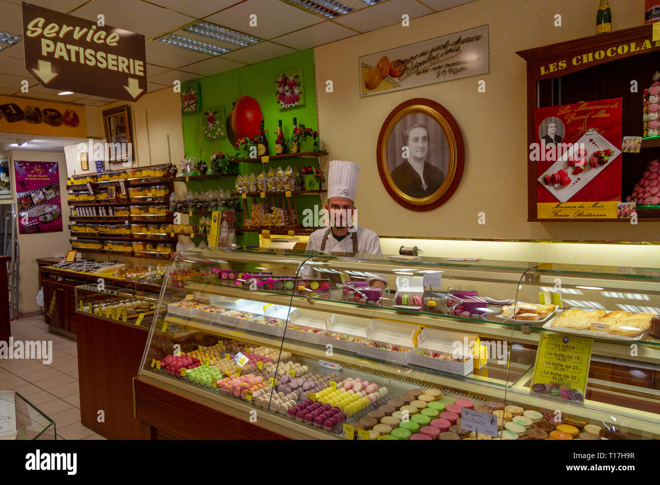 Auzou chocolat macaron hi-res stock photography and images - Alamy