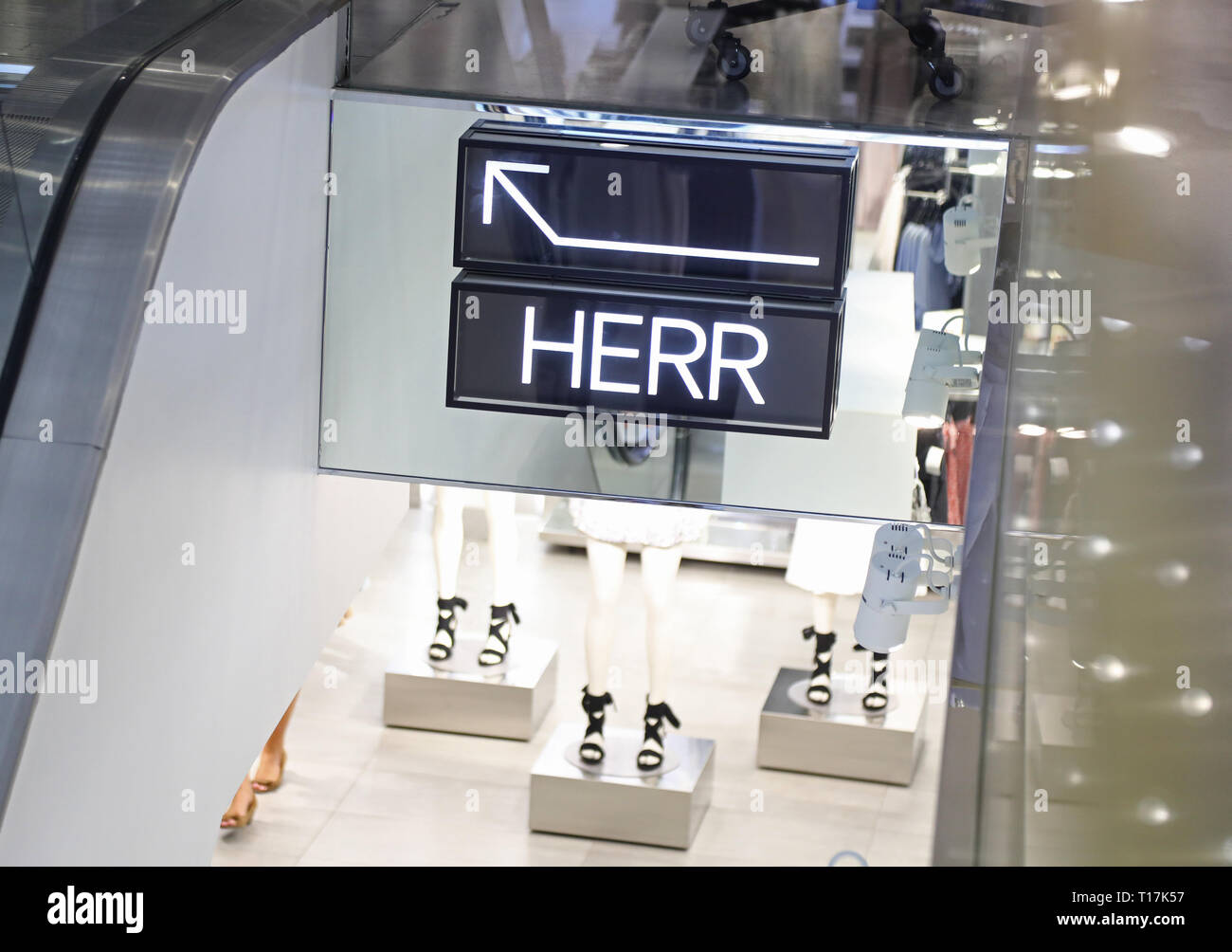 Hm butik hi-res stock photography and images - Alamy