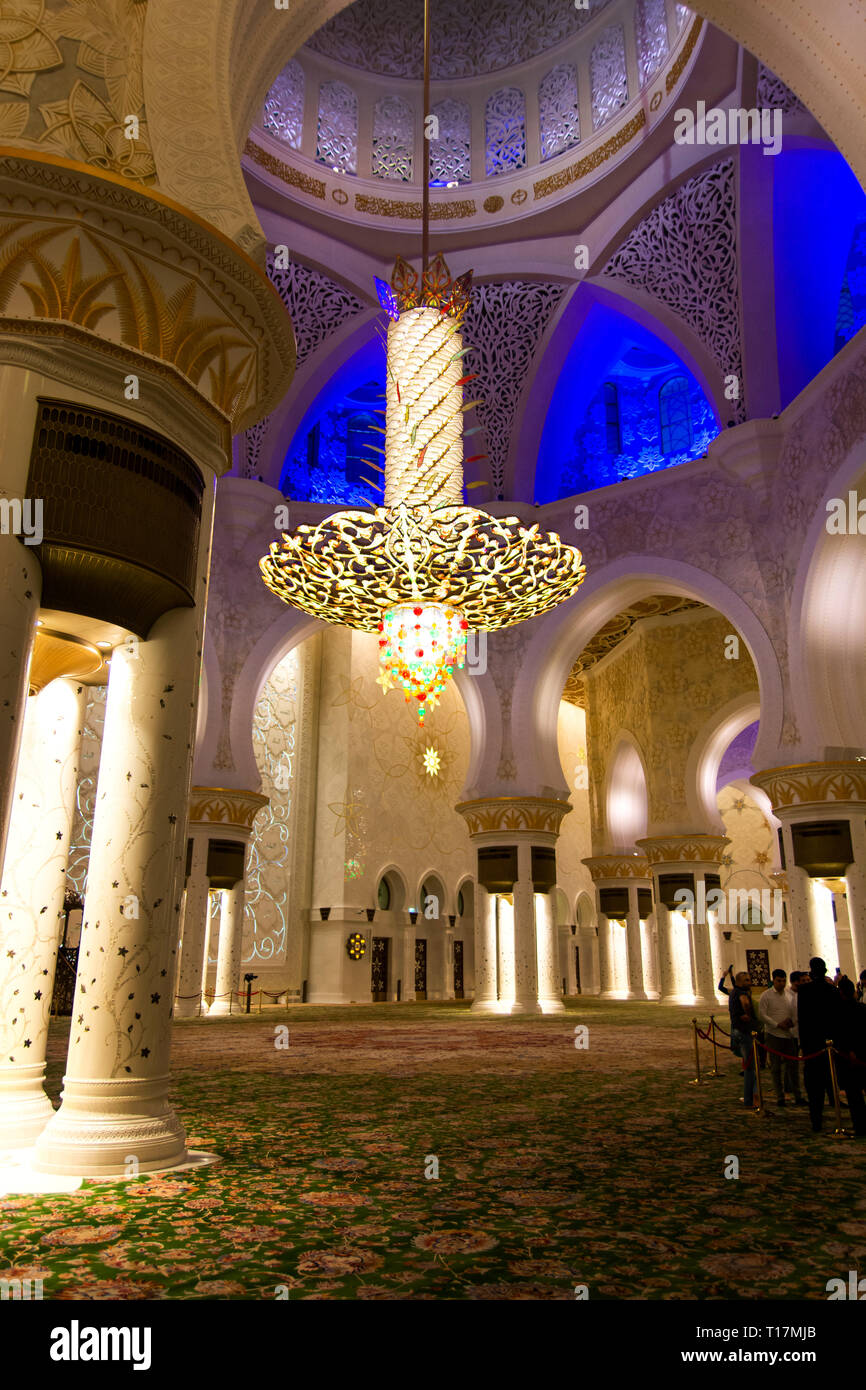 Sheikh zayed grand mosque chandelier hi-res stock photography and ...
