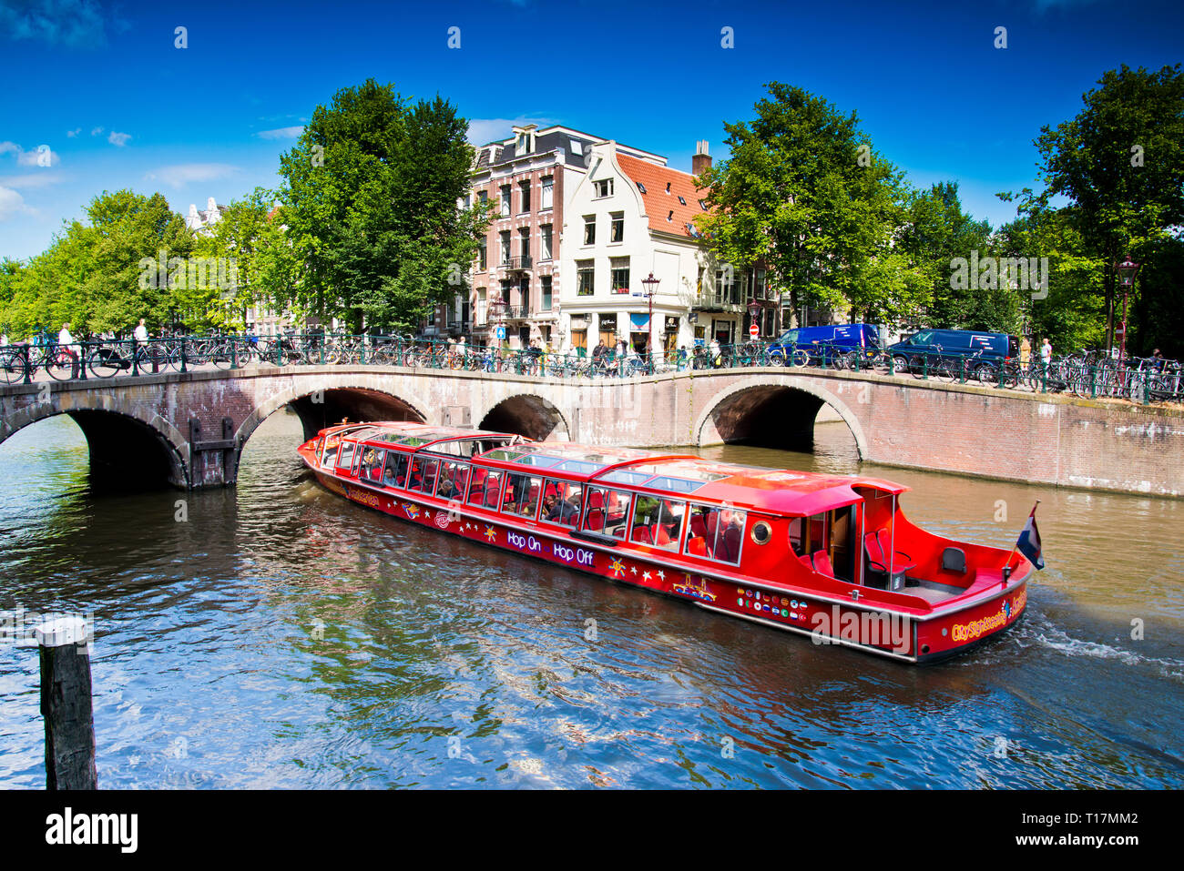 Hop on hop off tourist boat hi-res stock photography and images - Alamy
