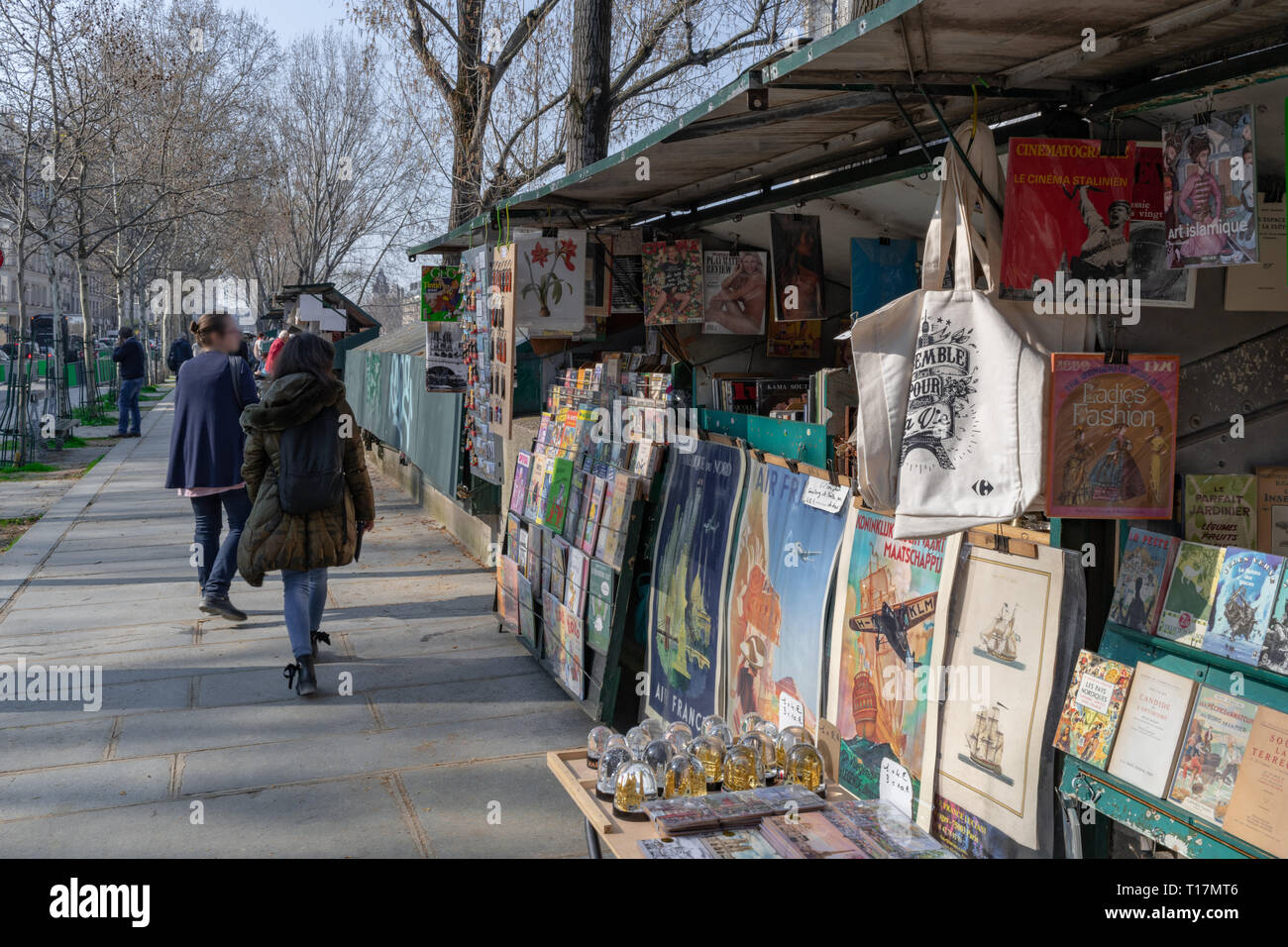 Bouquinistes hi-res stock photography and images - Alamy