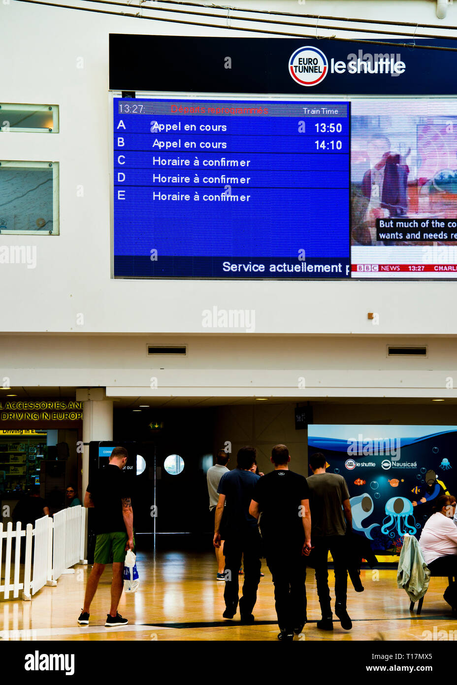 Passengers waiting to board train hi-res stock photography and images ...